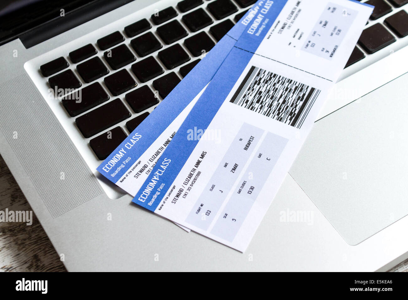 Billets d'avion sur le clavier d'un ordinateur portable Photo Stock - Alamy
