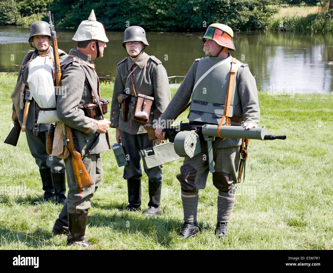 Grande guerre avec l'équipe de mitrailleuse allemande Spandau 7.92mm ...
