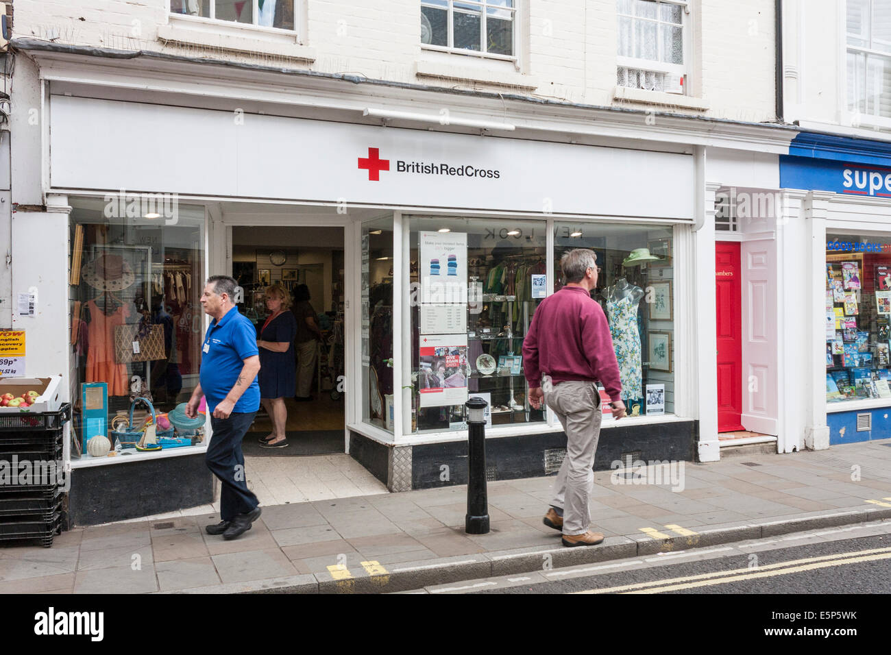 British red cross charity store Banque de photographies et d’images à ...