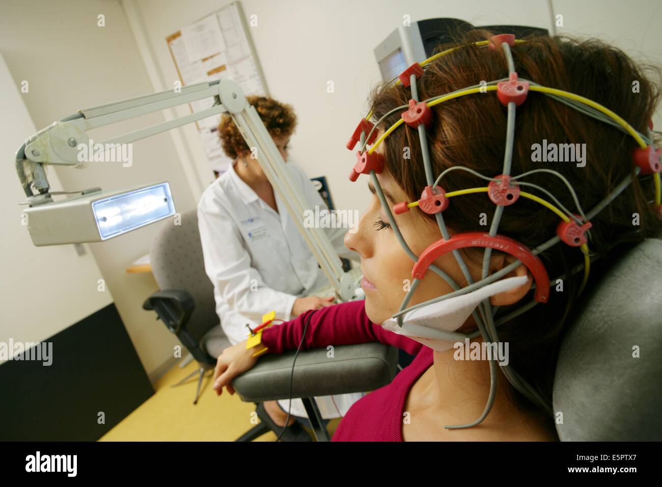 Woman Undergoing Electroencephalogram Eeg Photos & Woman Undergoing ...