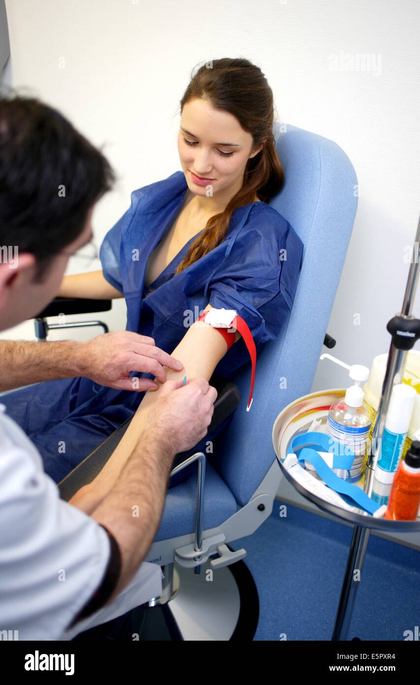 Préparation avant l'IRM (imagerie par résonance magnétique) avec ...