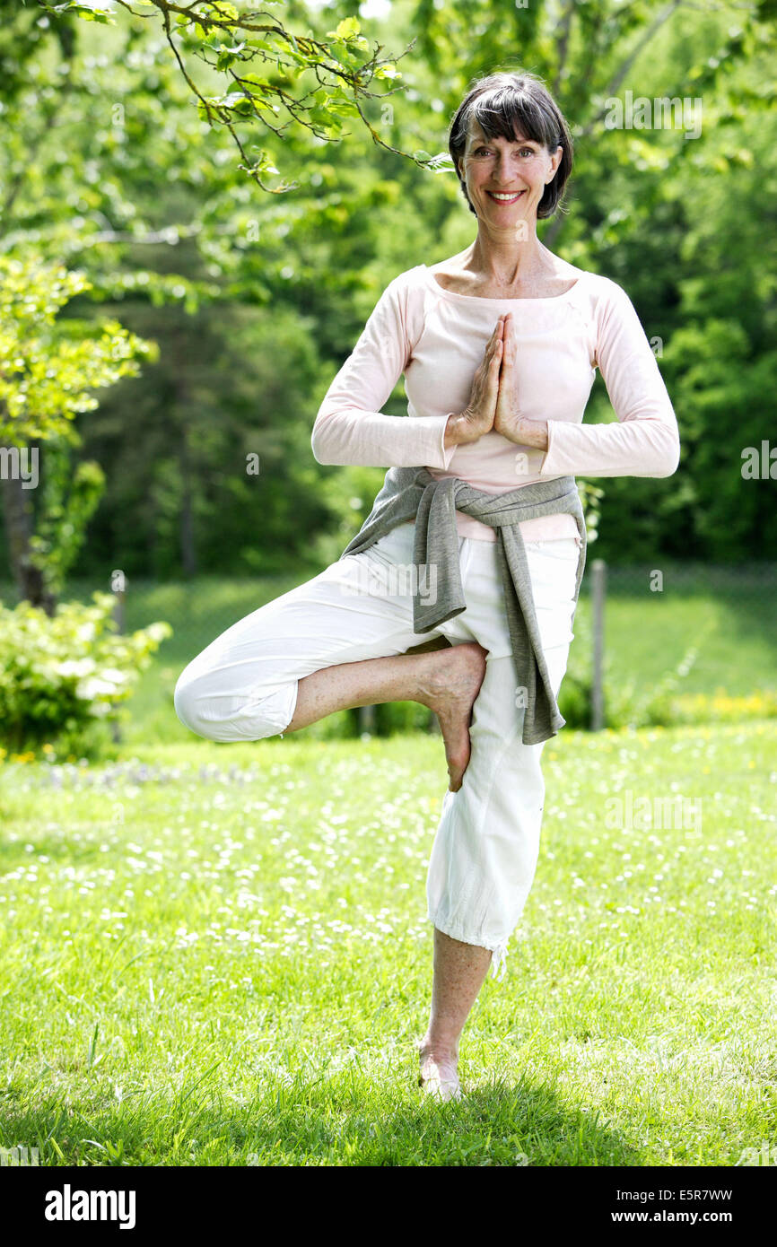 60 year old woman yoga Banque de photographies et d’images à haute ...