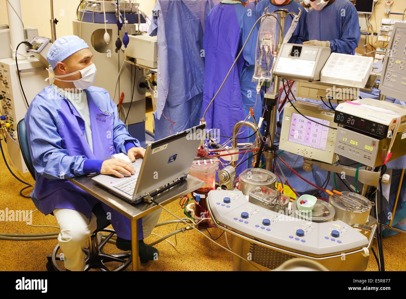 Anesthésiste au travail au cours d'une chirurgie de remplacement de la ...