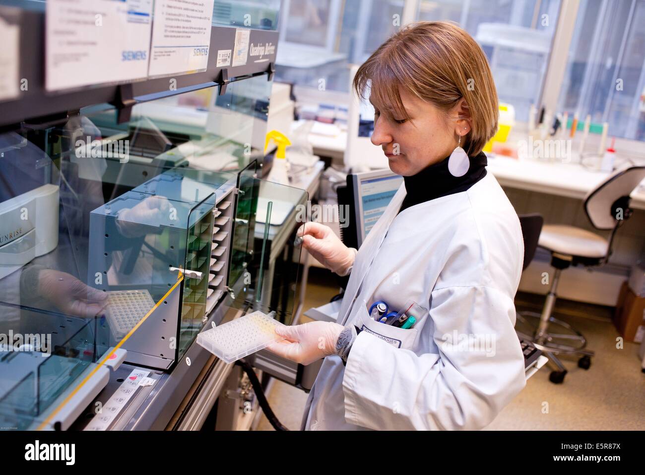 Automated serology testing Banque de photographies et d’images à haute ...