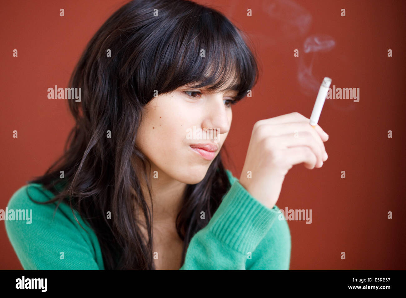 Cigarette Fumer Fille Banque d'image et photos - Alamy