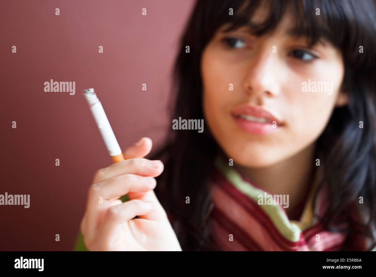 Cigarette Fumer Fille Banque d'image et photos - Alamy