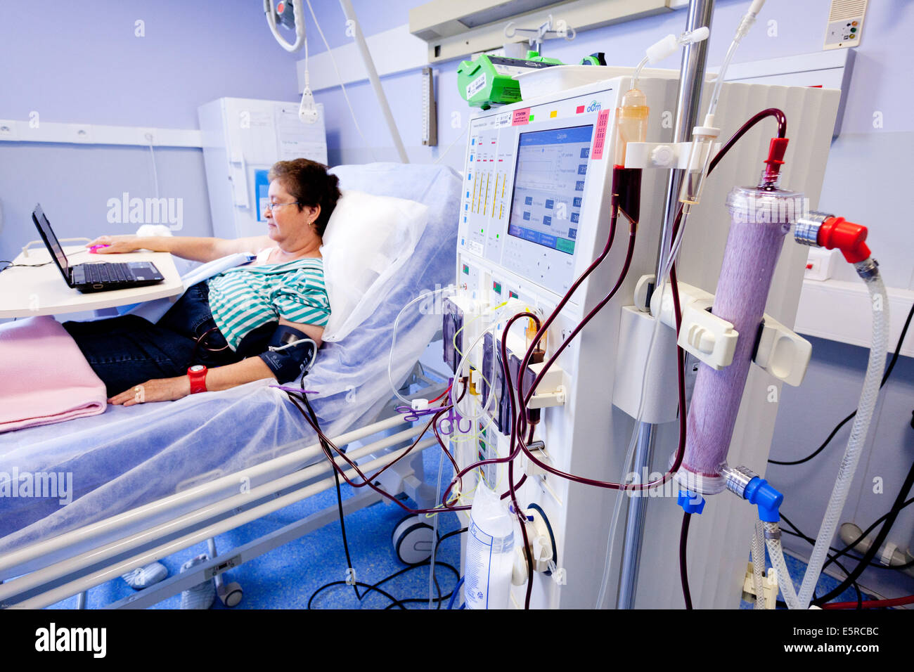 L'hémodialyse, patient sous traitement d'hémodialyse, hôpital de ...