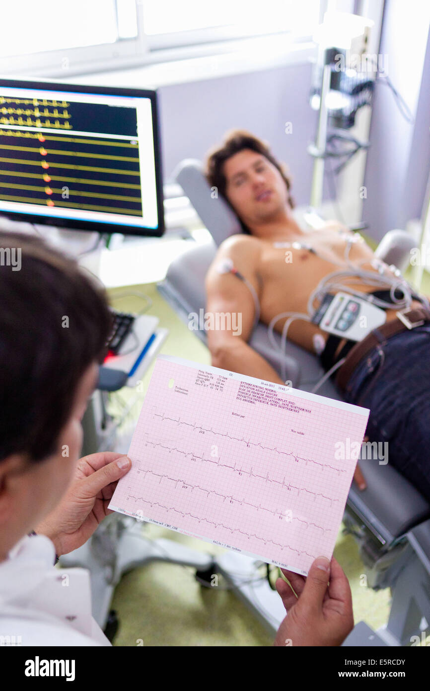 Moniteur cardiaque portable, un homme portant un électrocardiographe ...