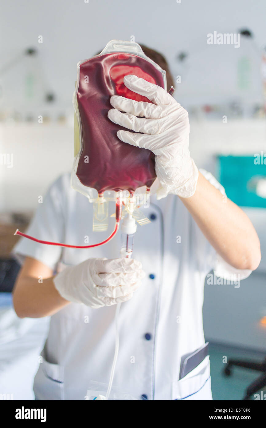 La transfusion sanguine, l'hôpital d'Angoulême, France Photo Stock - Alamy
