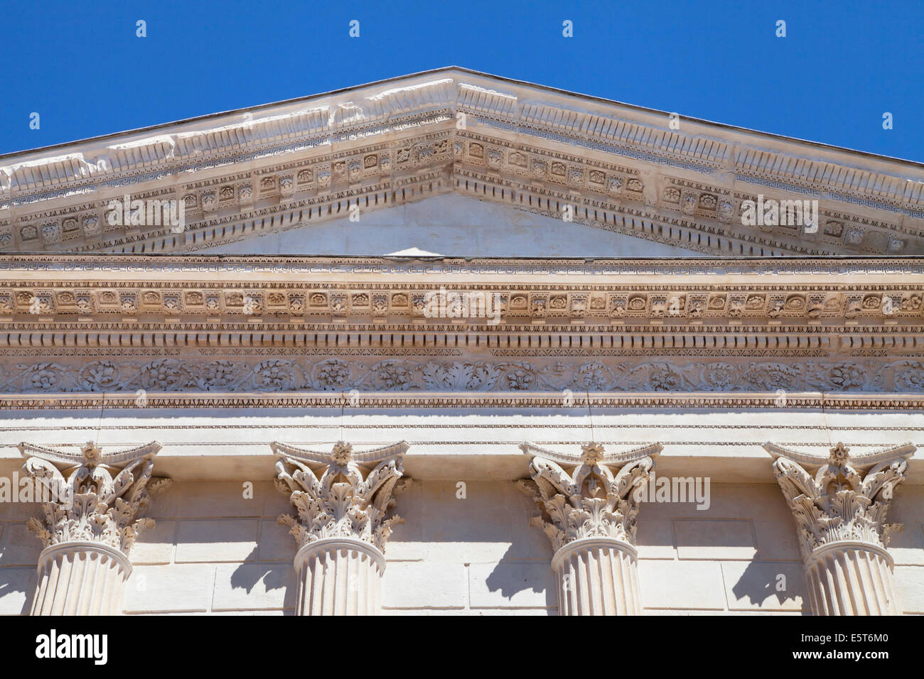 Chapiteaux corinthiens colonnes nimes Banque de photographies et d ...