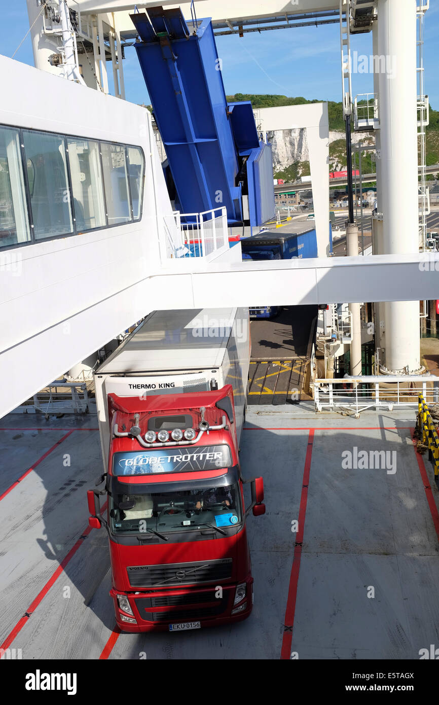 Chariot à bord du ferry au port de Douvres, UK Photo Stock - Alamy