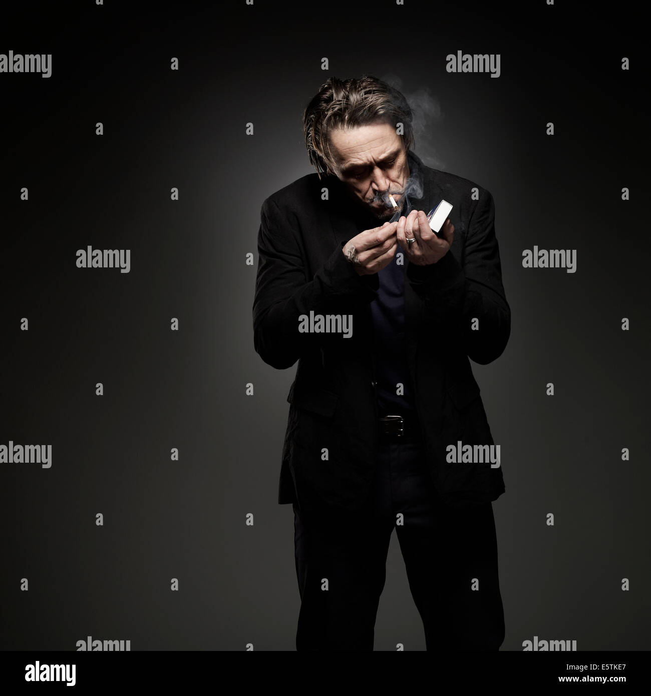 Robert Crampton qui est un fumeur studio shot porter un costume noir ...