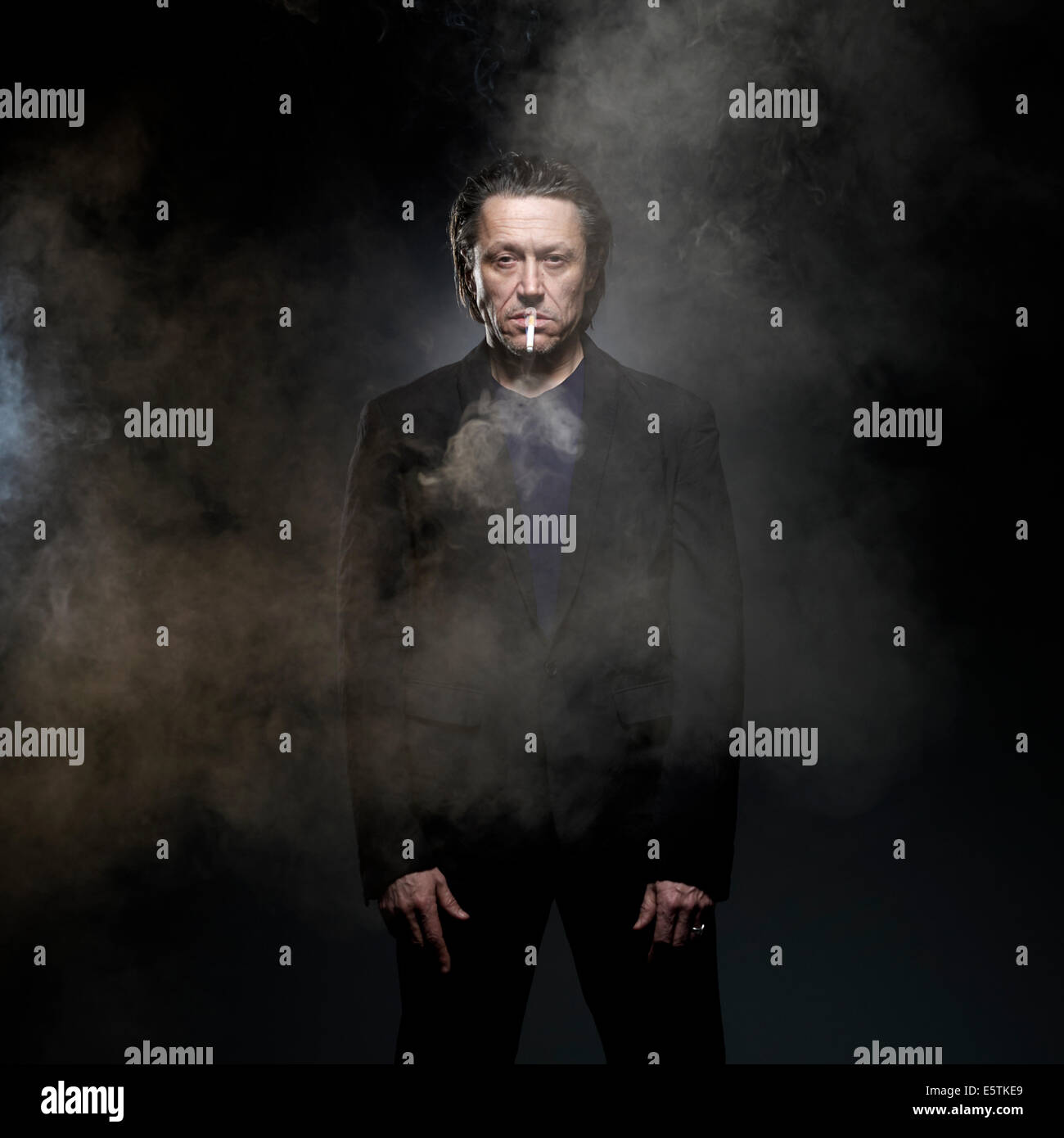 Robert Crampton qui est un fumeur studio shot porter un costume noir ...