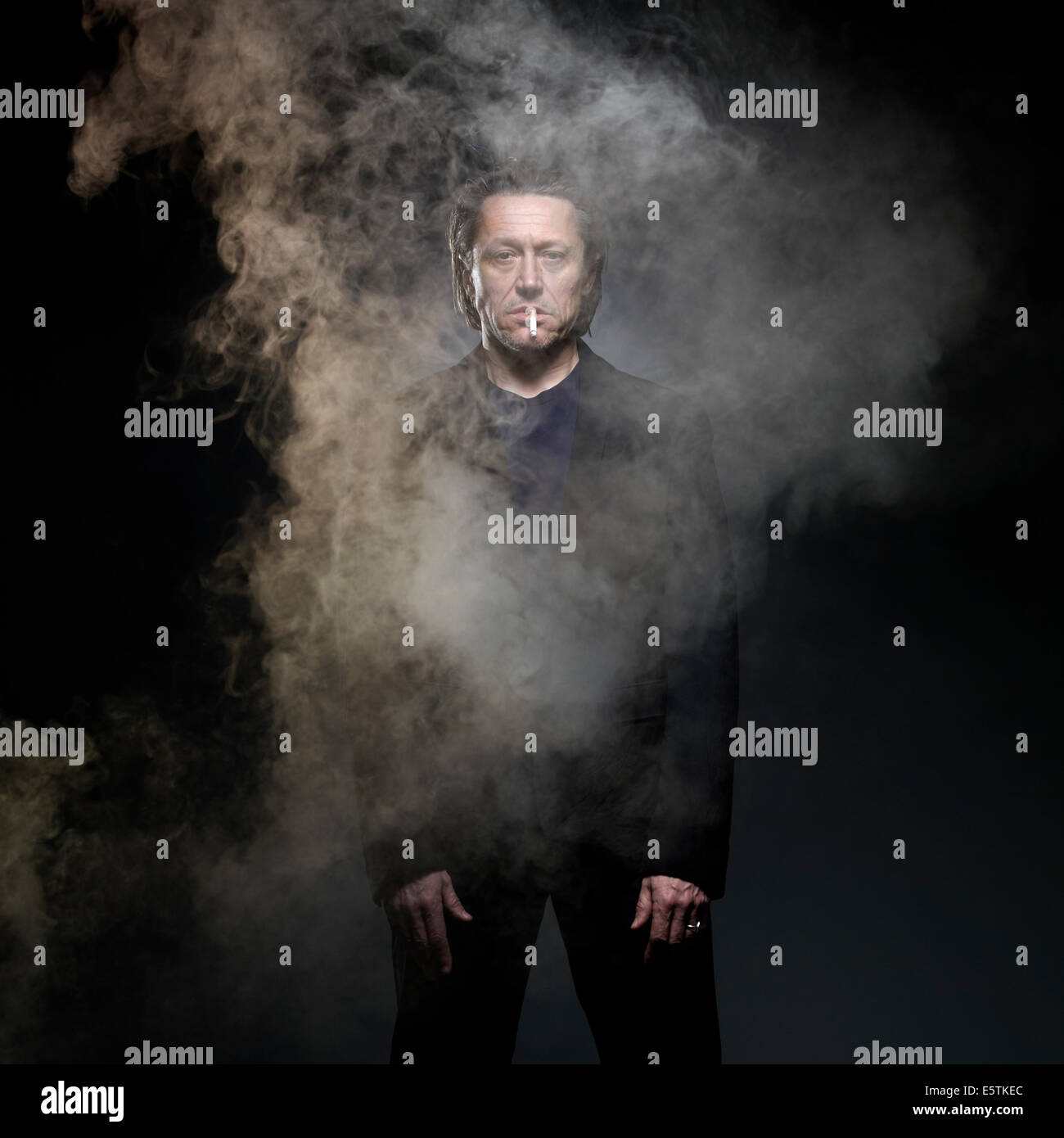 Robert Crampton qui est un fumeur studio shot porter un costume noir ...