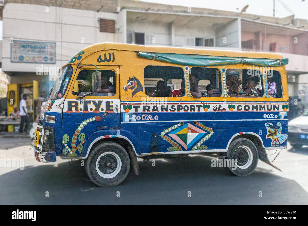 Dakar bus Banque de photographies et d’images à haute résolution - Alamy