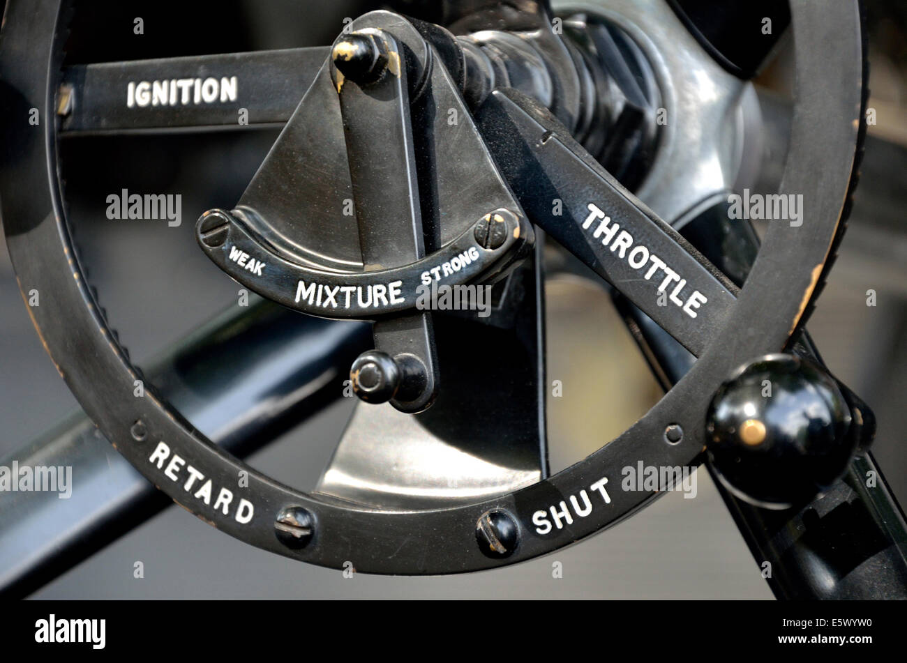 1912 Vauxhall un type classic car - volant et commandes Photo Stock - Alamy