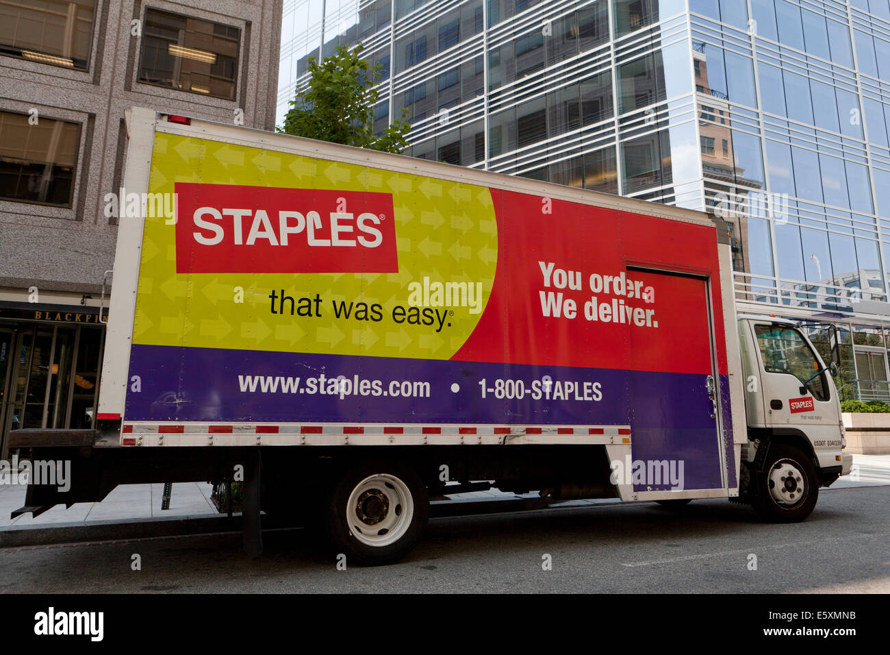Staples delivery truck Banque de photographies et d’images à haute ...