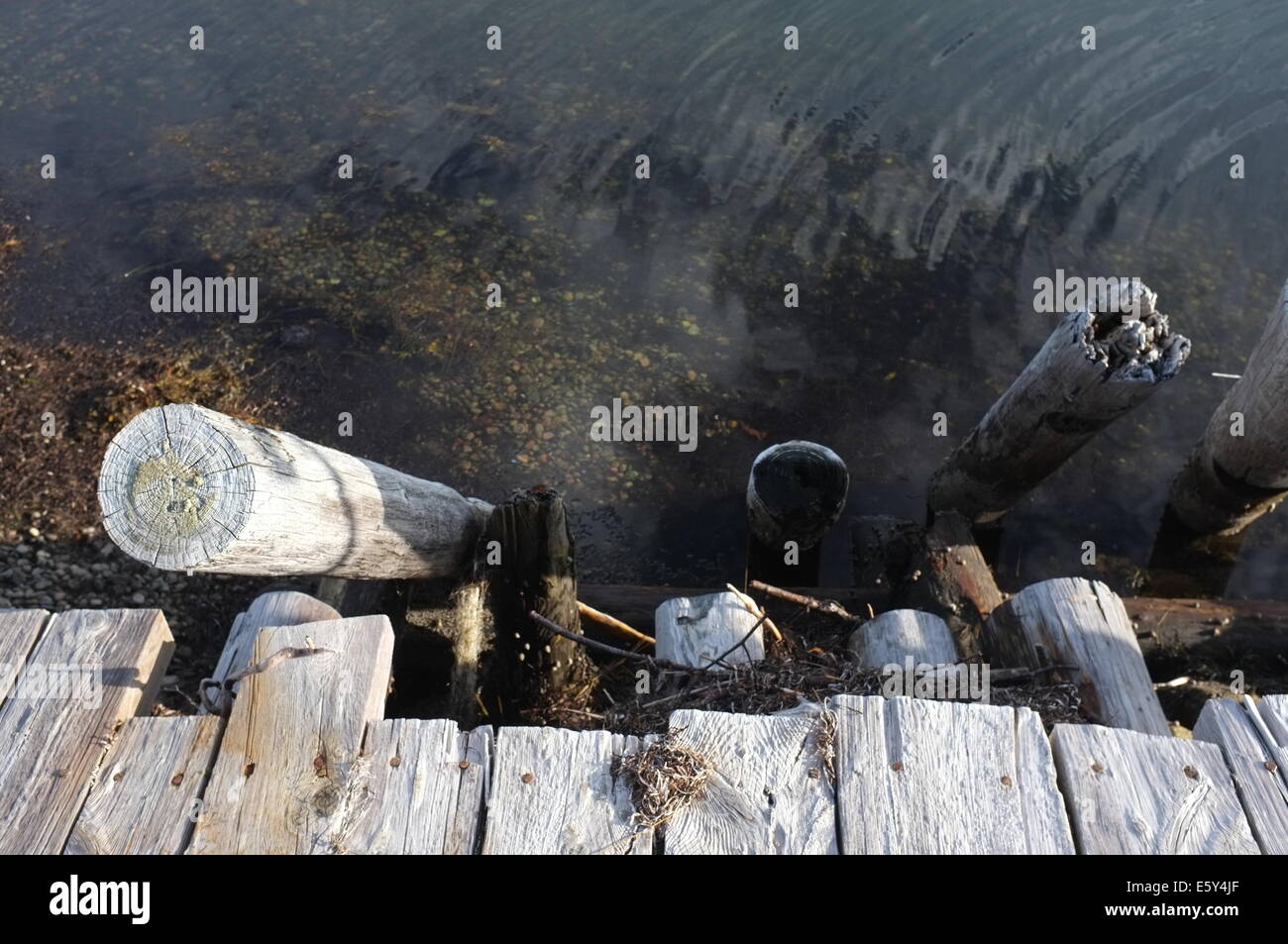 Vieux quai en bois Banque de photographies et d’images à haute résolution - Alamy