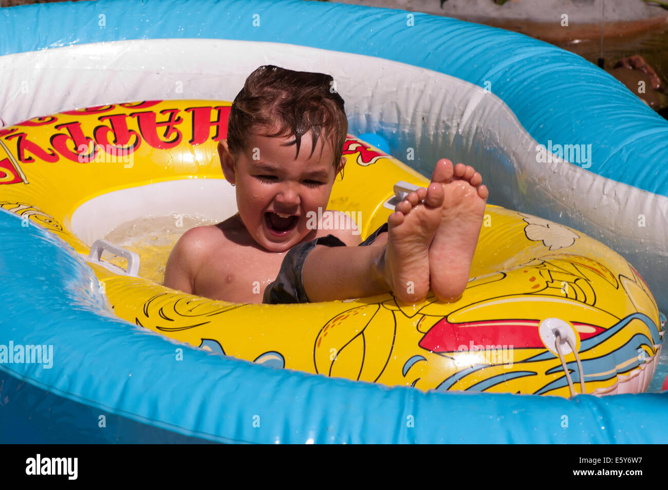 Enfant 5 ans qui rigole Banque de photographies et d’images à haute ...