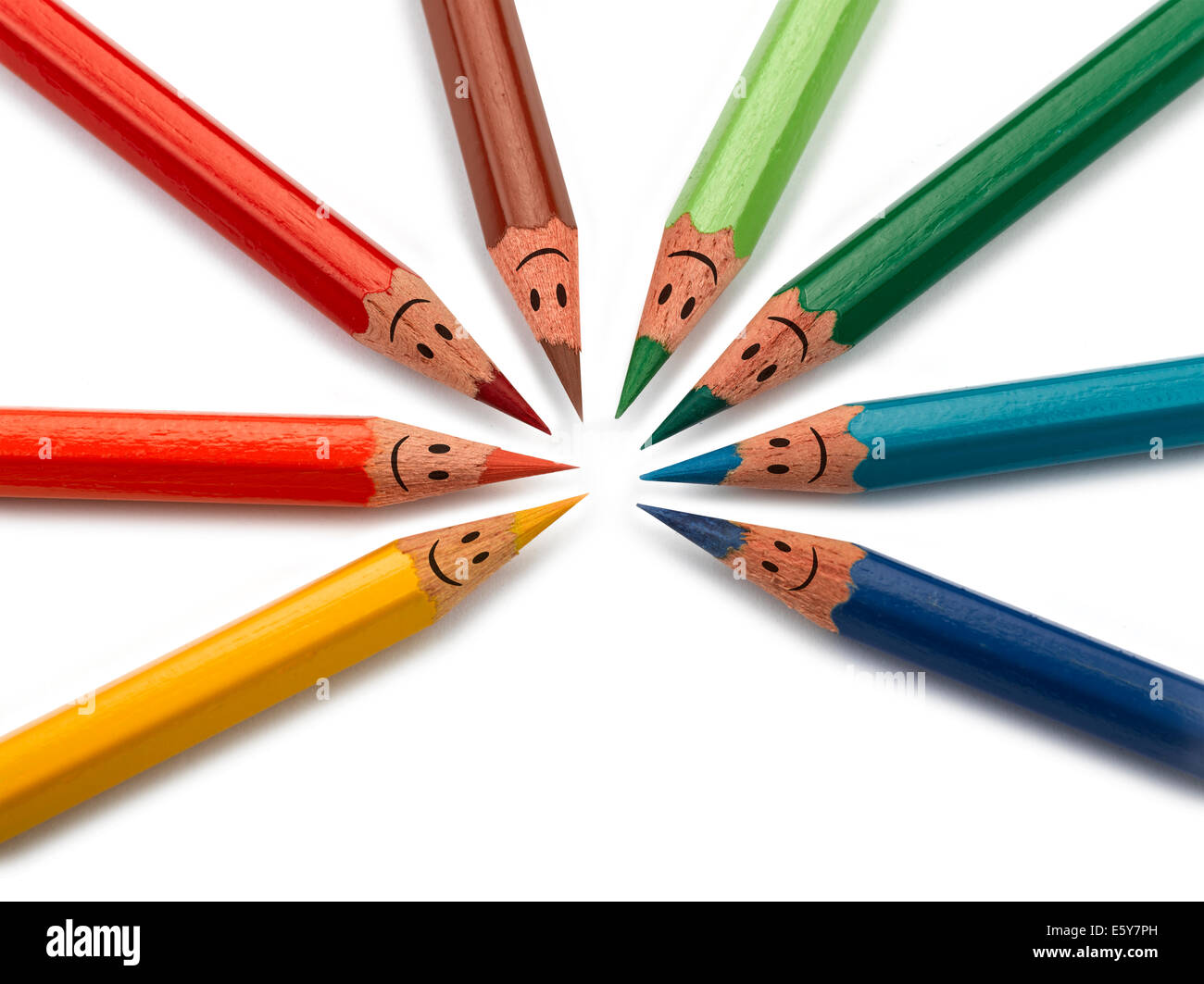 Crayons colorés comme les visages de sourire les gens isolés. Social ...