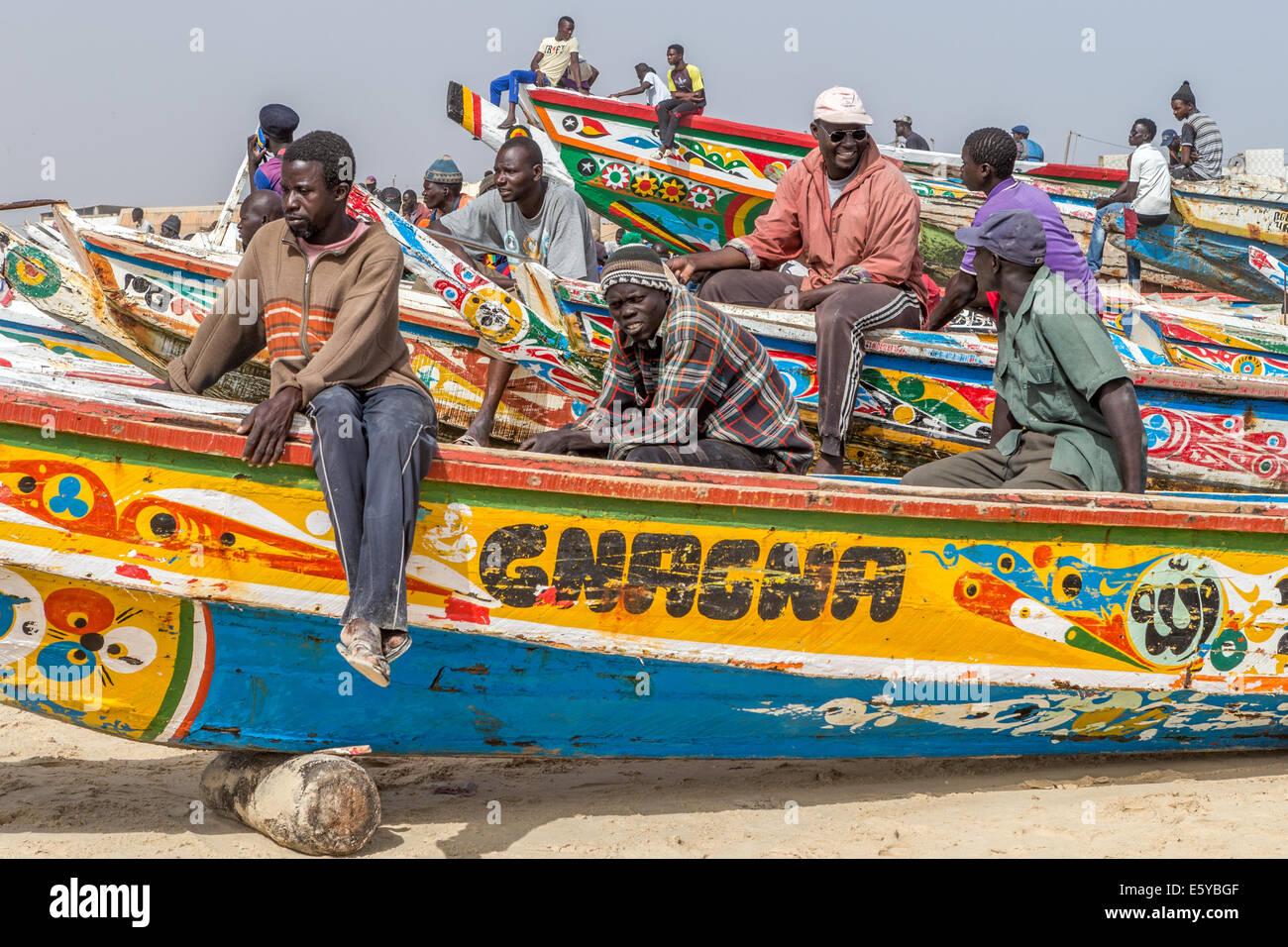 Pirogues fishing boats kayar senegal Banque de photographies et d ...