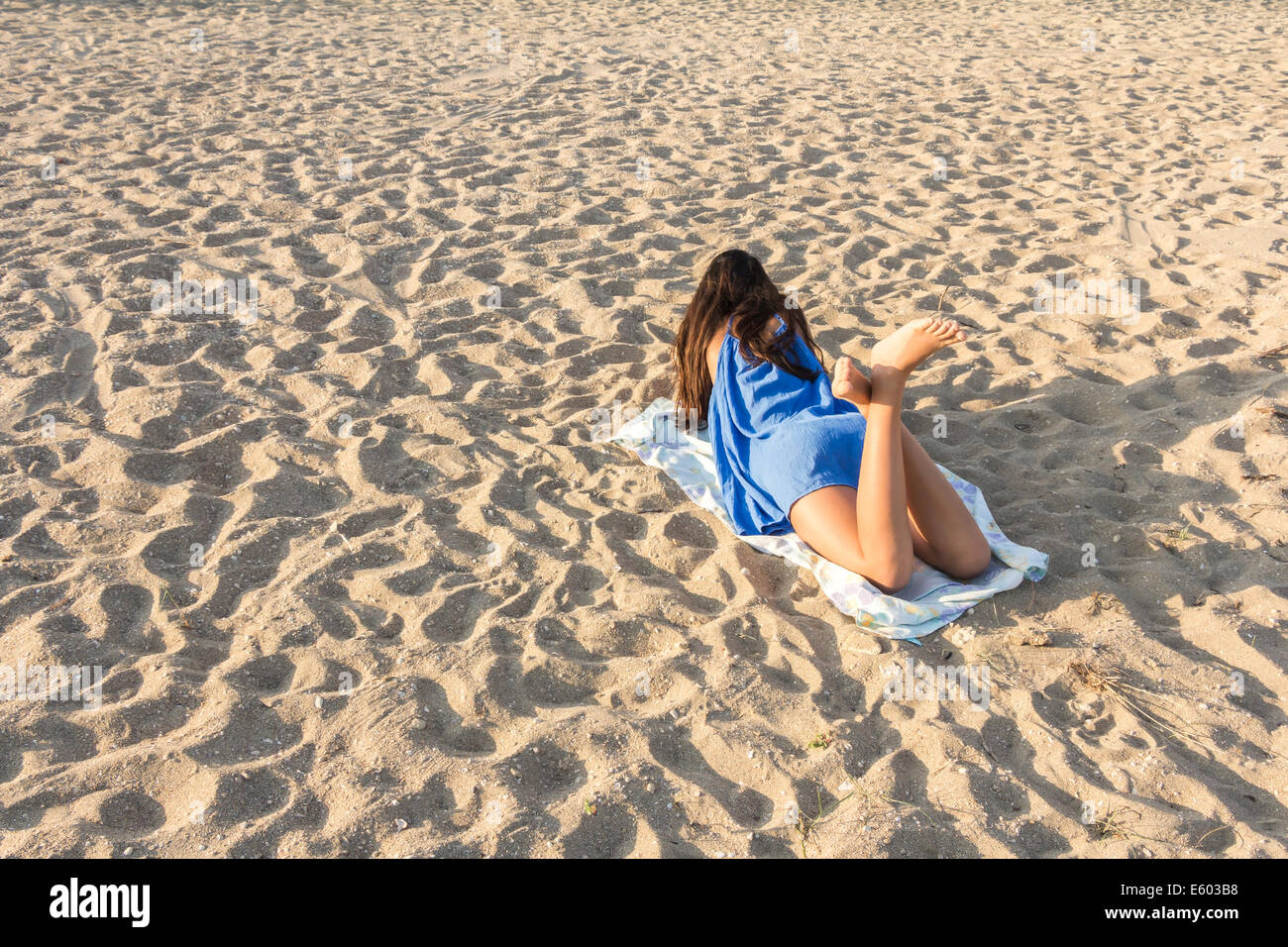 Vue Arrière Du Jolie Fille Allongée Sur Une Plage De Sable Sur Lété