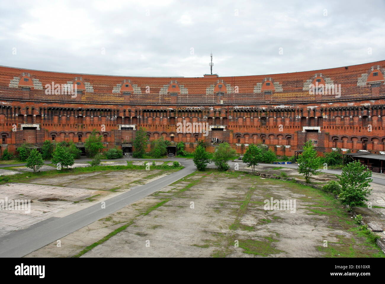 Hall de Congrès Nazi inachevé près de Zeppelin (champ Zeppelinfeld), le ...