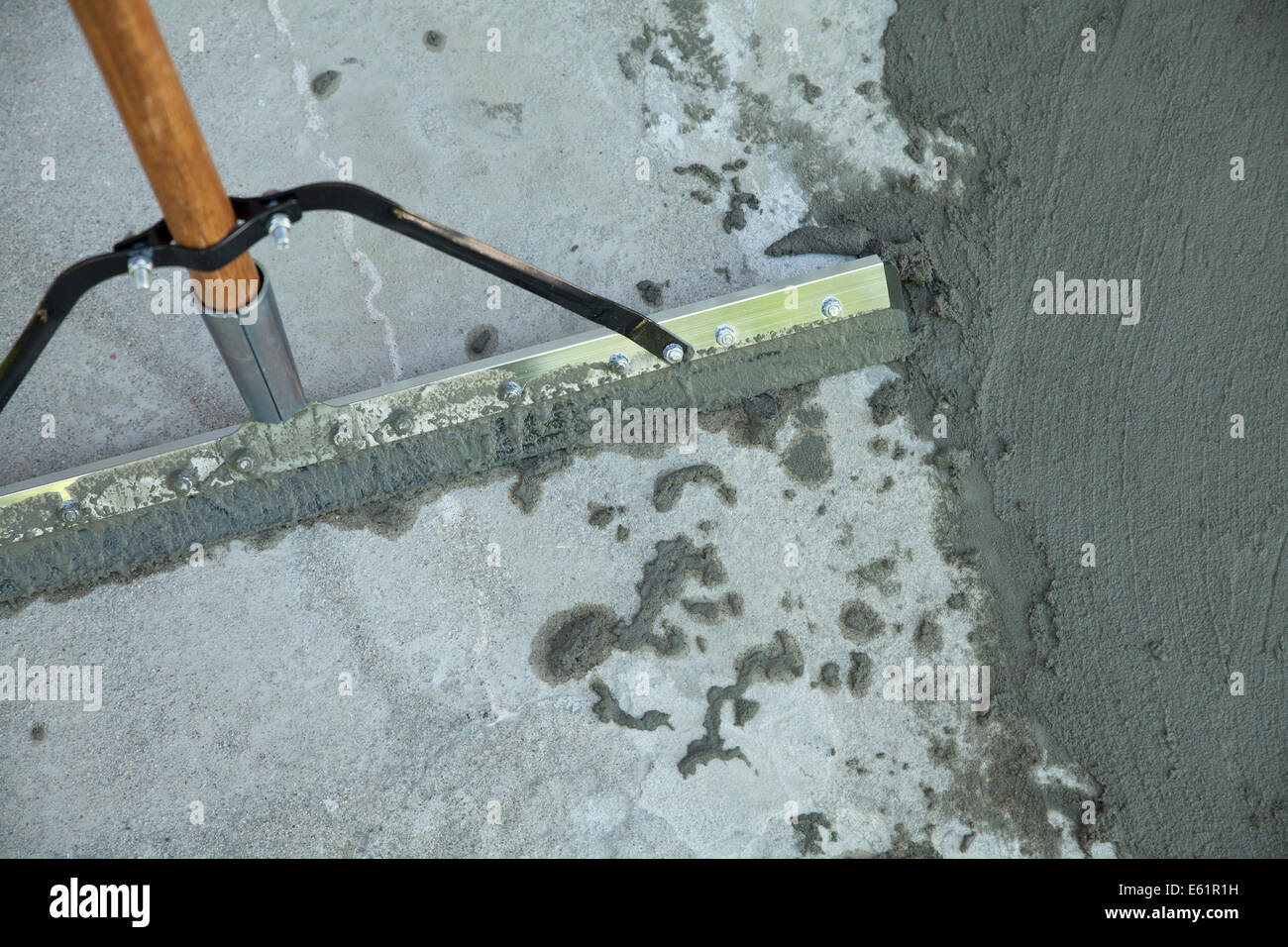 La raclette pour un enduit de ciment sur l'ancien escalier Photo Stock ...