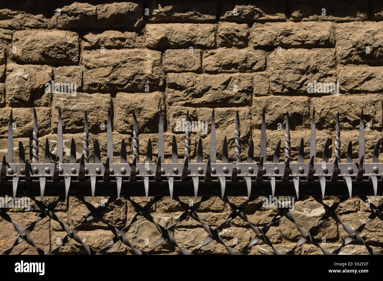 Barrière de sécurité forgé magnifique et solide mur de pierres pour ...