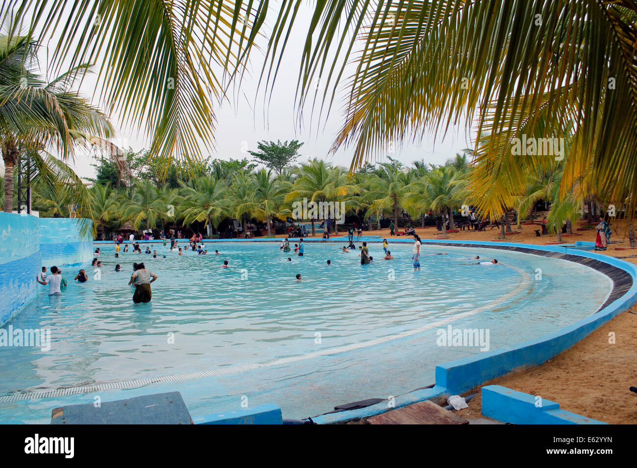 Artificial wave pool Banque de photographies et d’images à haute ...
