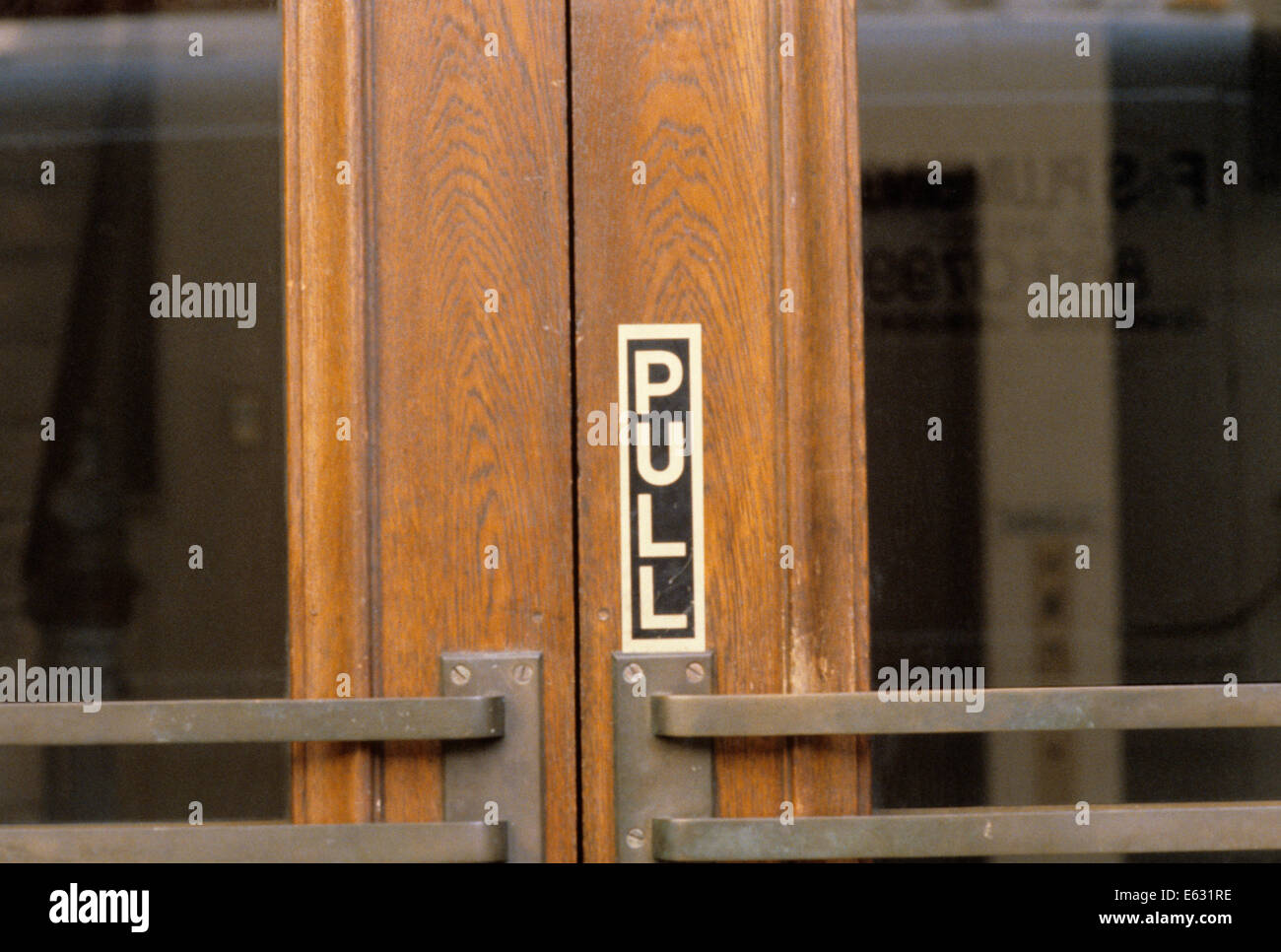 Pull sign door Banque de photographies et d’images à haute résolution ...