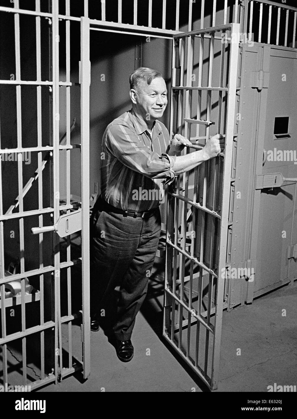 1960 SMILING MIDDLE AGED MAN prisonnier condamné à la sortie d'être ...