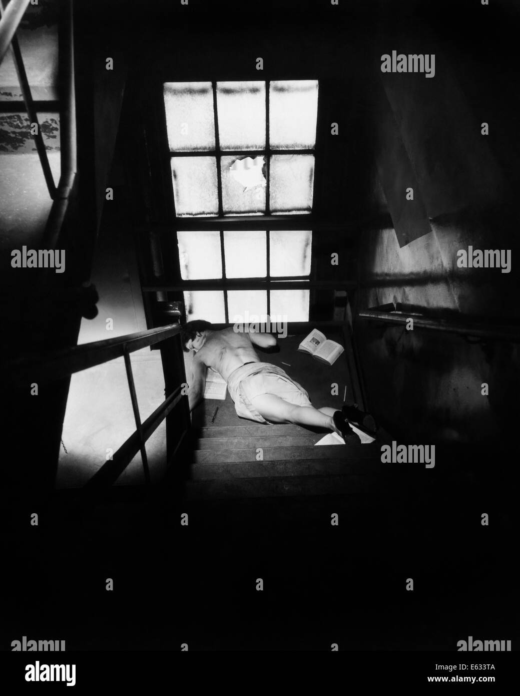 Femme morte allongee Banque d'images noir et blanc - Alamy