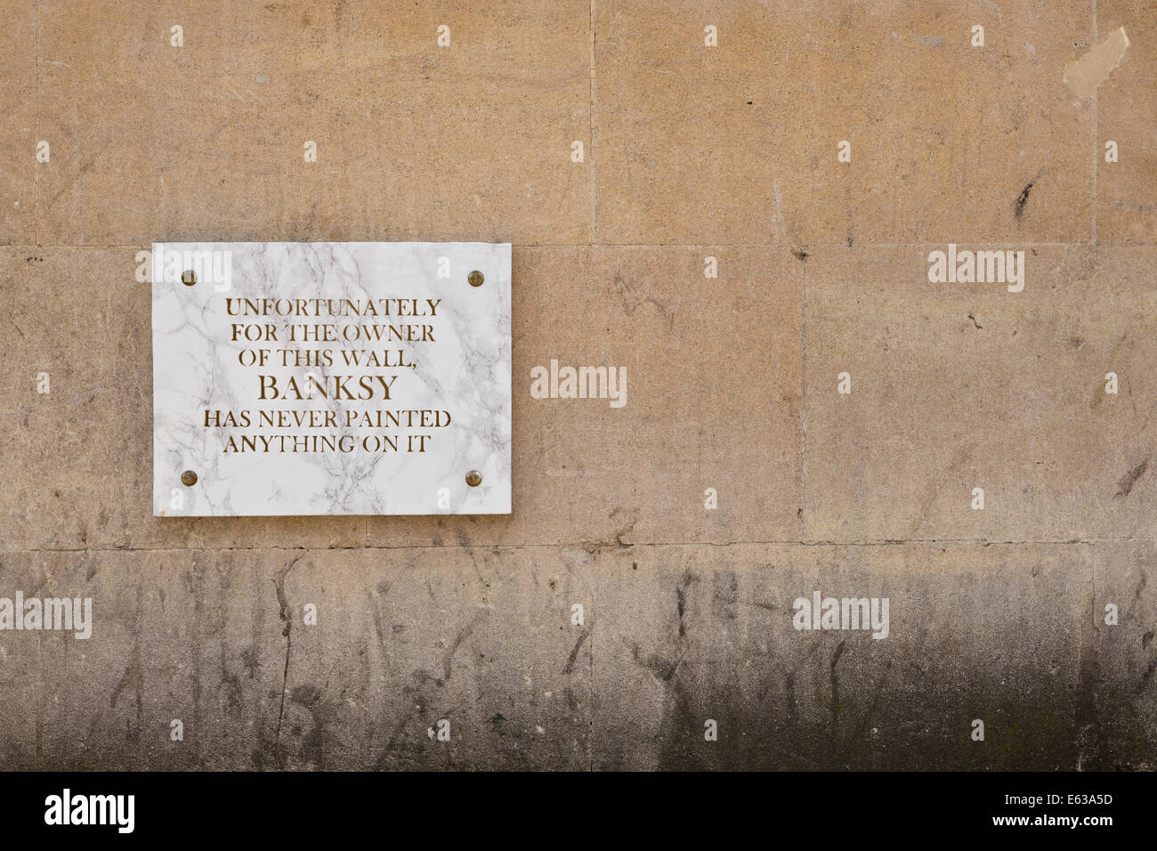 Plaque au mur, en face de Banksy graffiti dans Park Street, déplorant ...