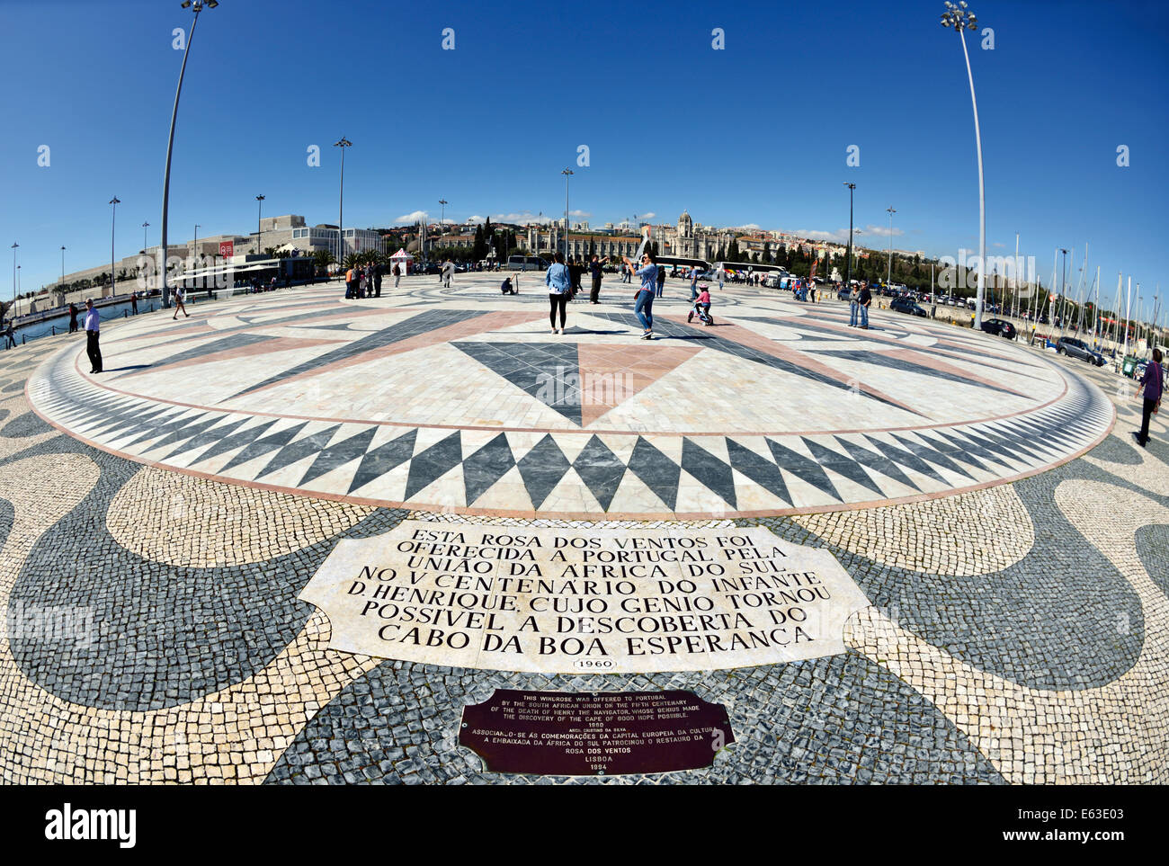 Portugal, Lisbonne : le rose des vents en face des découvertes Monument ...