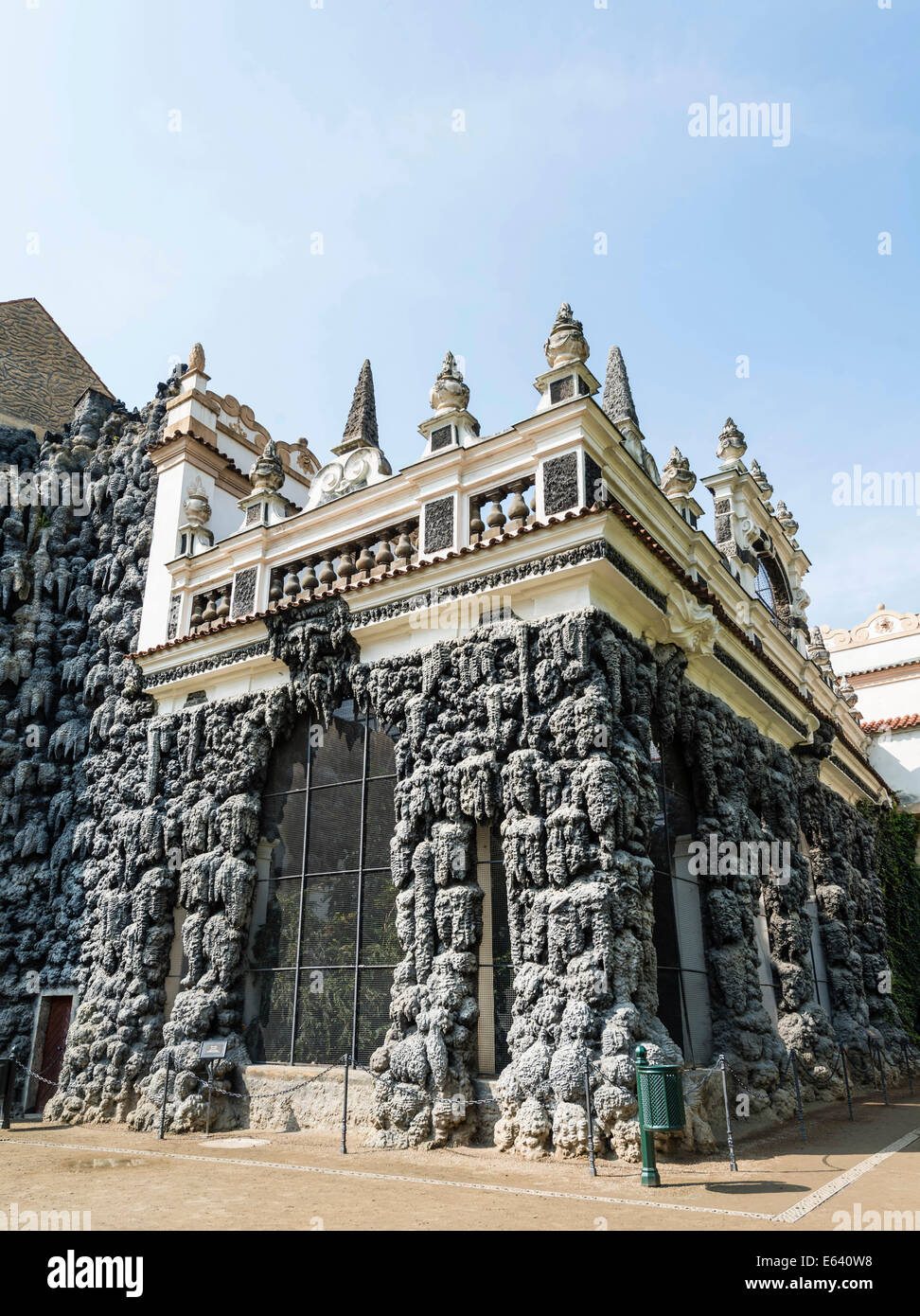 Mur de la grotte de calcaire de l'artificiel dans le jardin Wallenstein ...