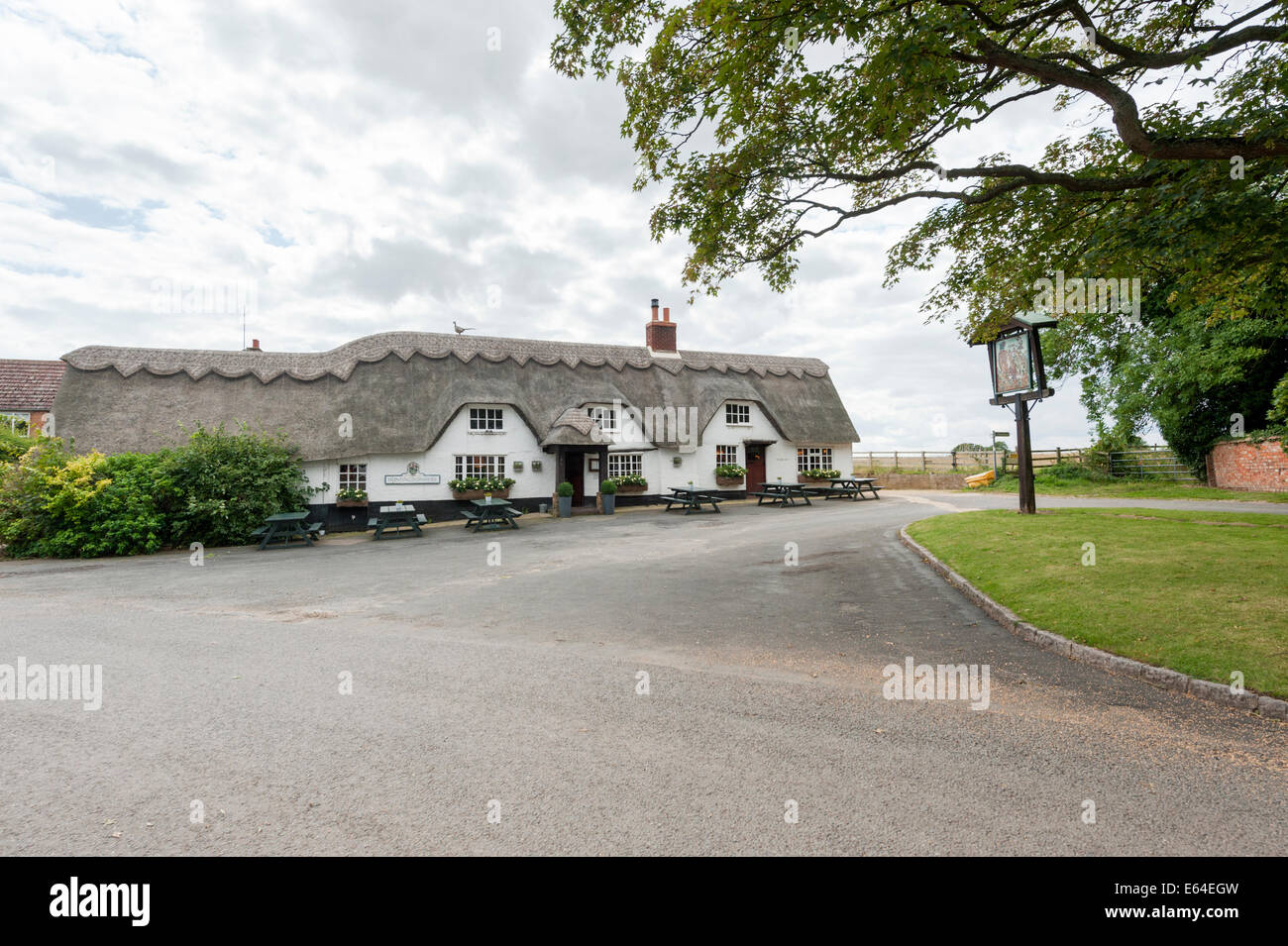Pub et restaurant au toit de chaume Banque de photographies et d’images ...