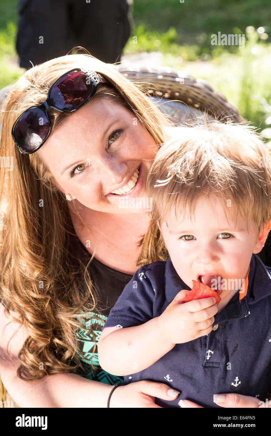 Jeune fils Banque de photographies et d’images à haute résolution - Alamy