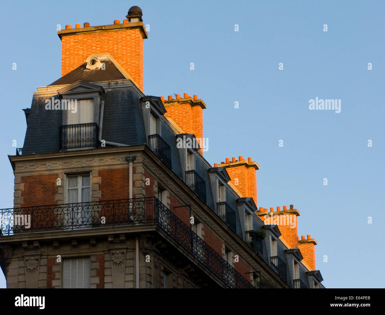 Toits parisiens typiques Banque de photographies et d’images à haute ...