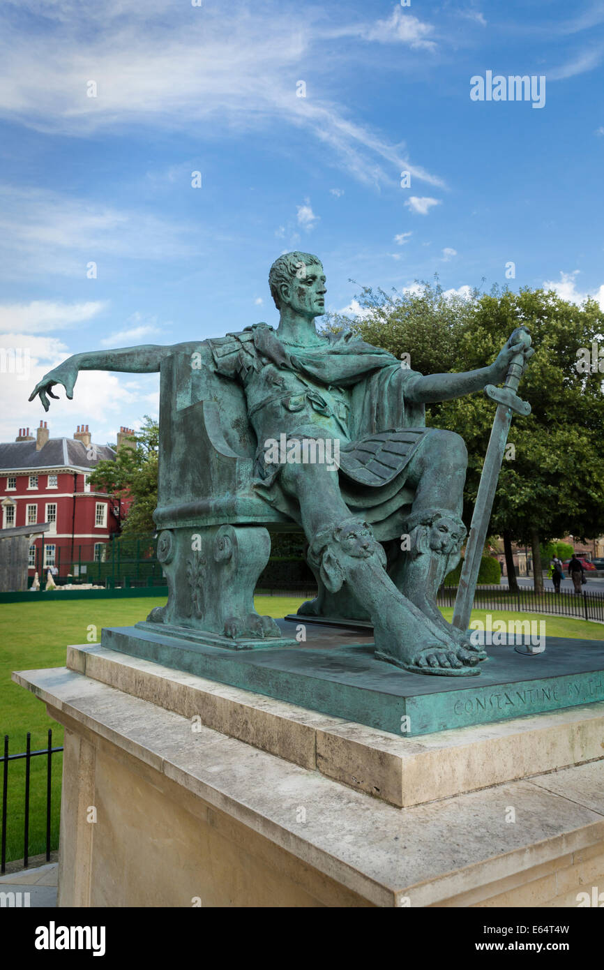 Estatua del emperador romano constantine Banque de photographies et d ...
