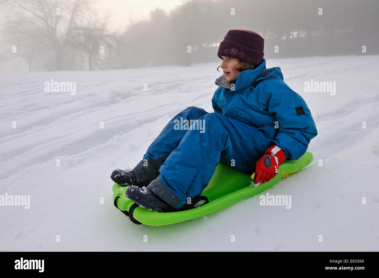 Enfants Et Luge Banque d'image et photos - Alamy