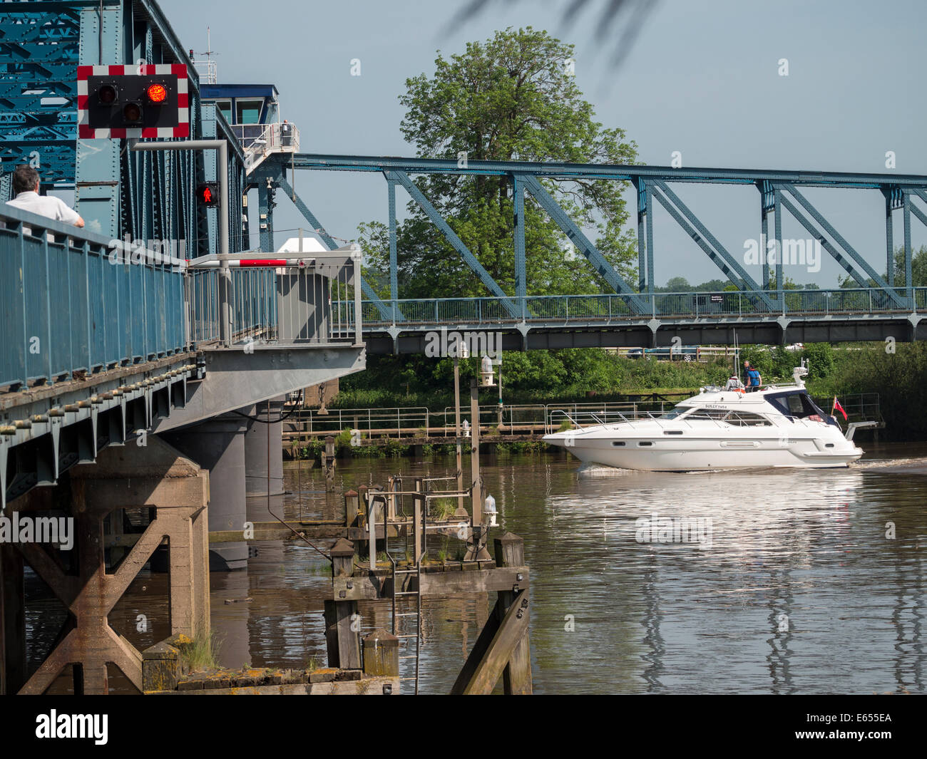 Pont tournant à Boothferry, sur l'Ouse R, avec une période ouverte pour ...