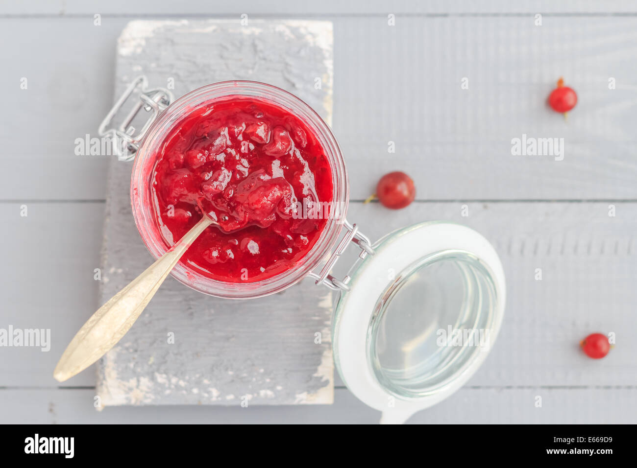 Pot de confiture de groseille Banque de photographies et d’images à ...