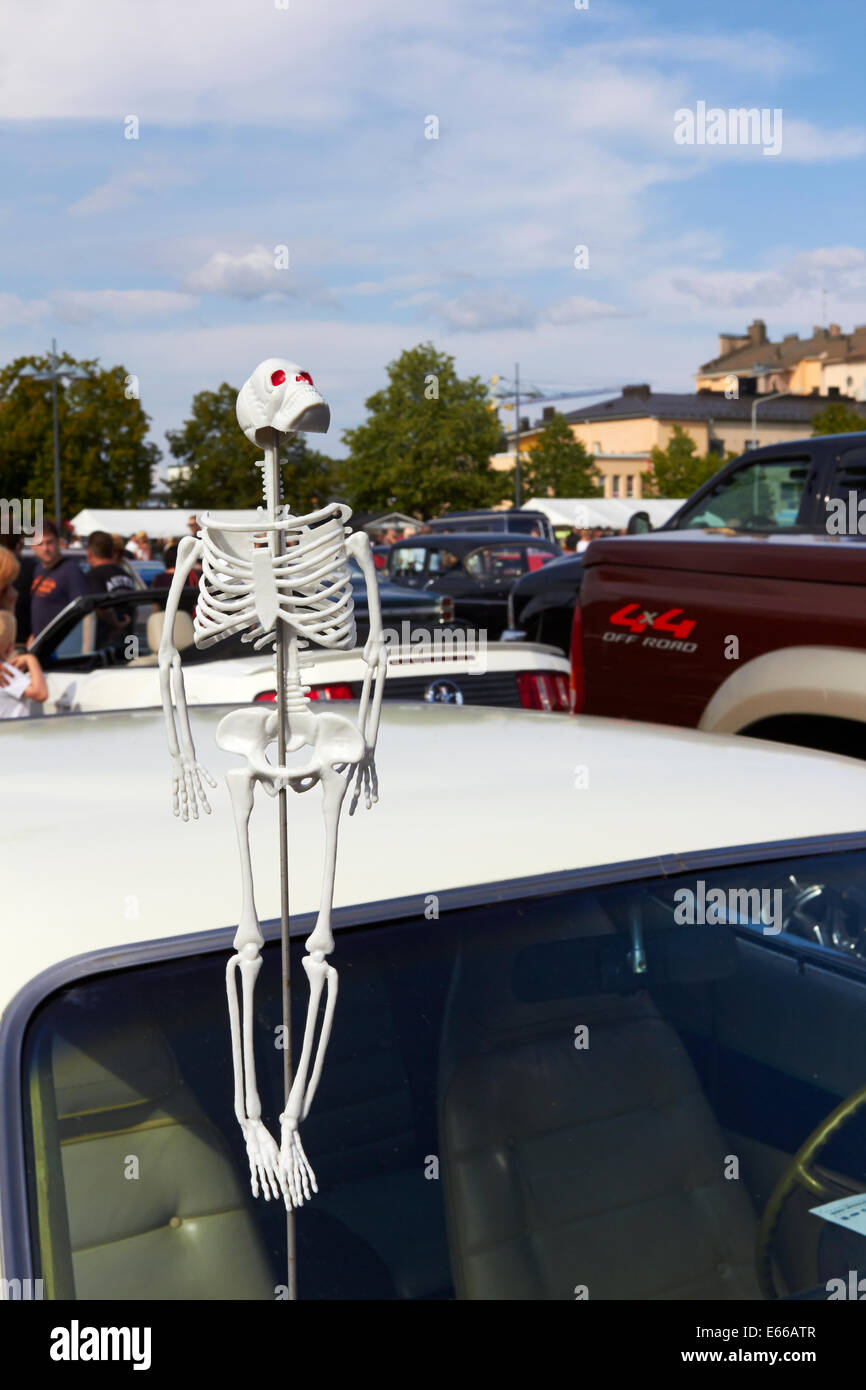 Squelette en plastique accroché à l'antenne de voiture Photo Stock - Alamy