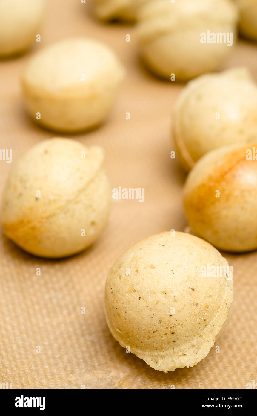 Boules de pâte au four pour cake pops en format vertical Photo Stock ...