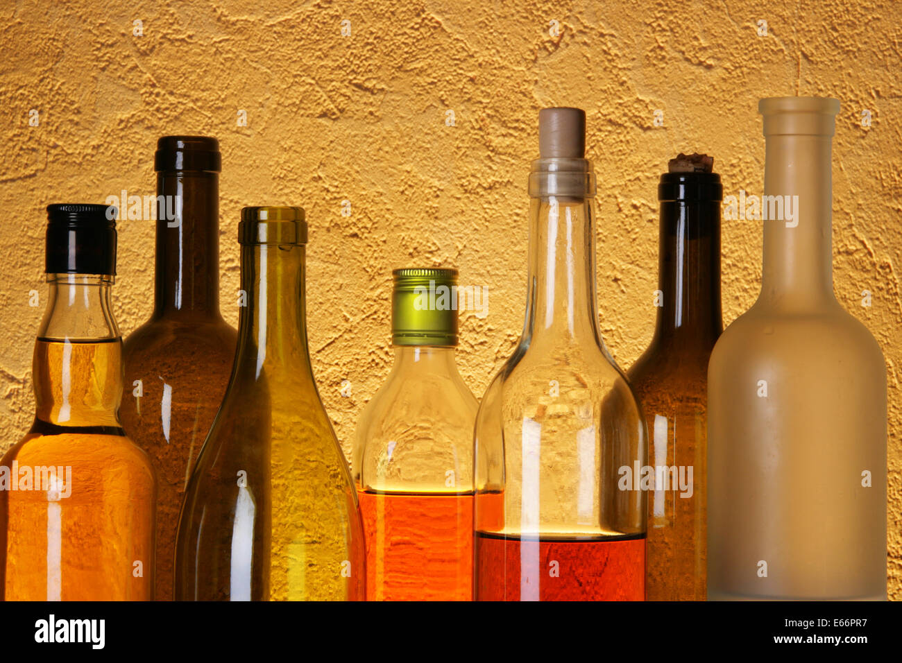De nombreuses bouteilles de boissons alcoolisées sur fond texturé Photo ...