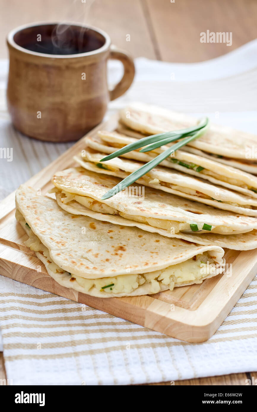 Kystyby - pain plat traditionnel bashkir avec purée de pommes de terre ...