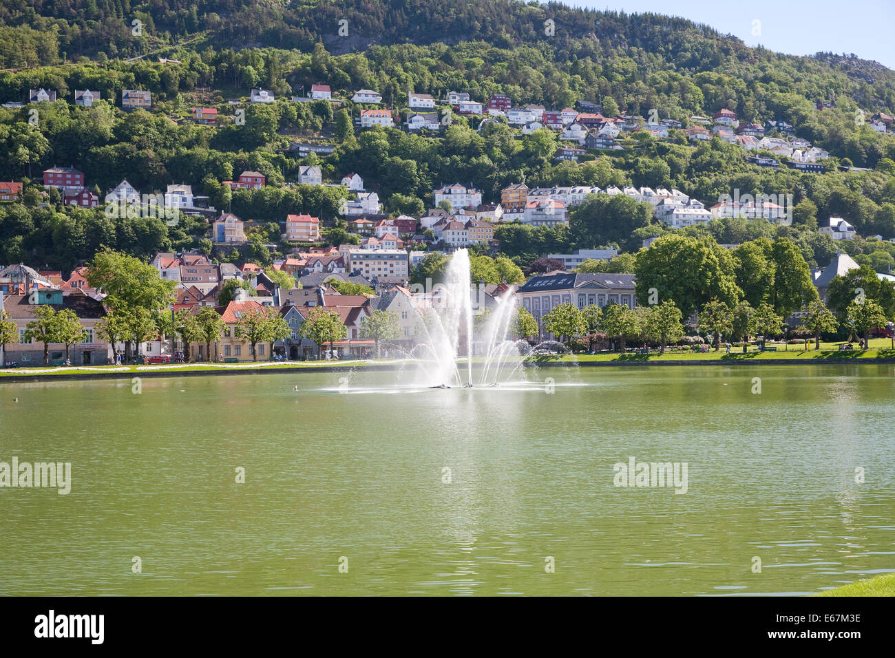 Les fontaines d'eau dans parc de la ville de Bergen en Norvège Photo ...