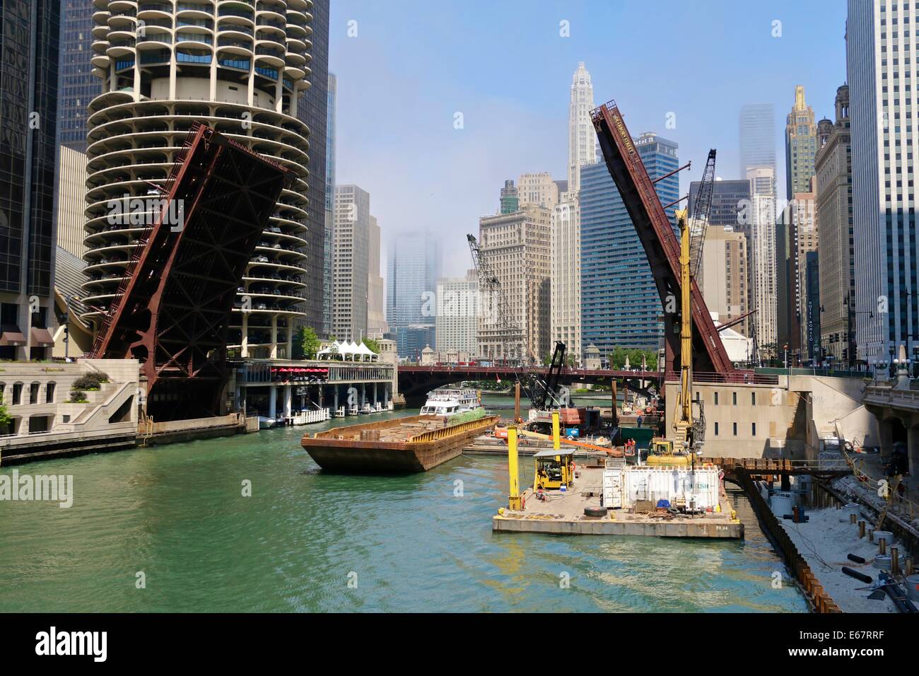 Dearborn Street Bridge ouvert pendant que riverwalk la construction a ...