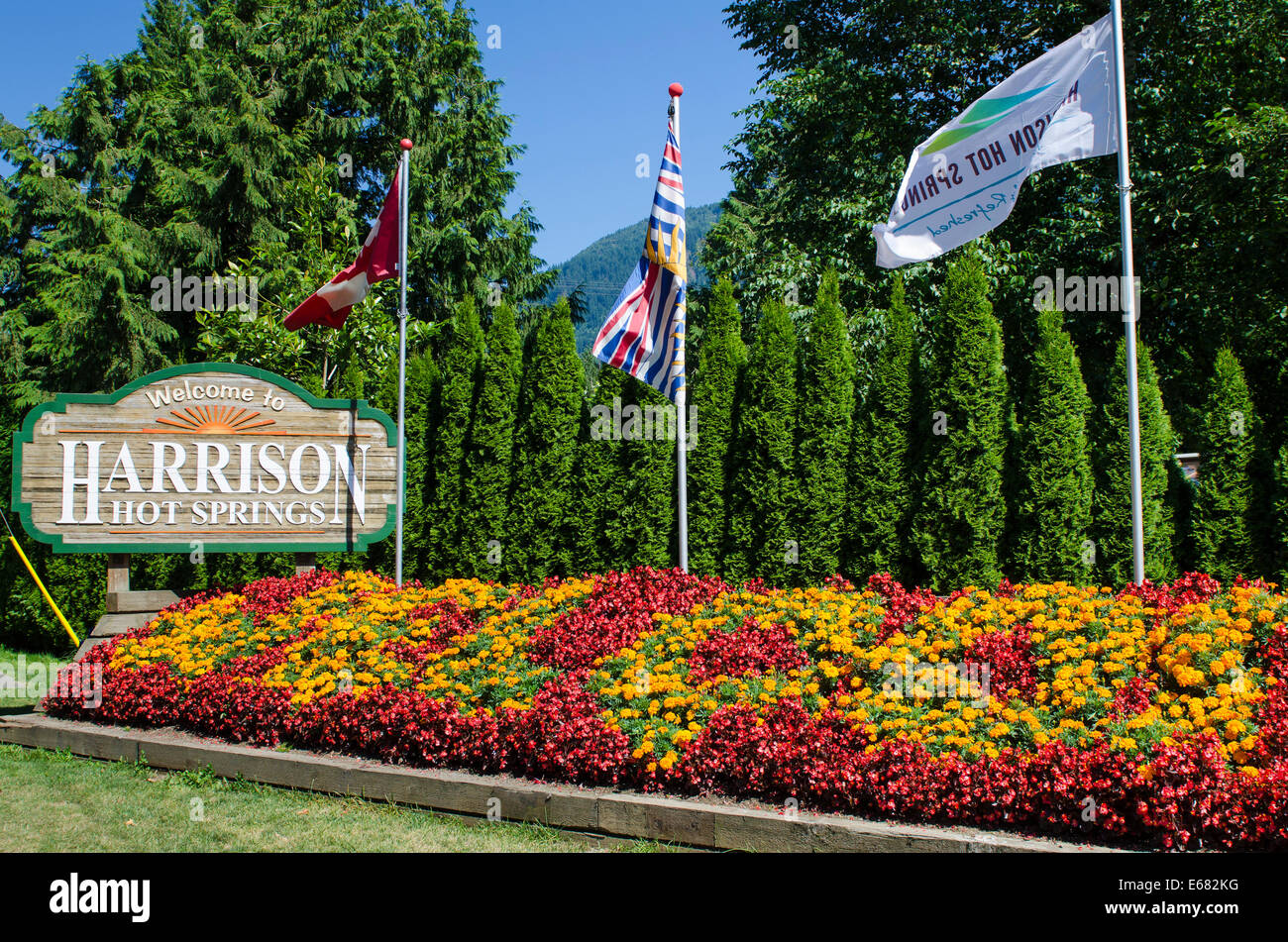 Jardin de fleurs signe de bienvenue et de drapeaux, Harrison Hot ...